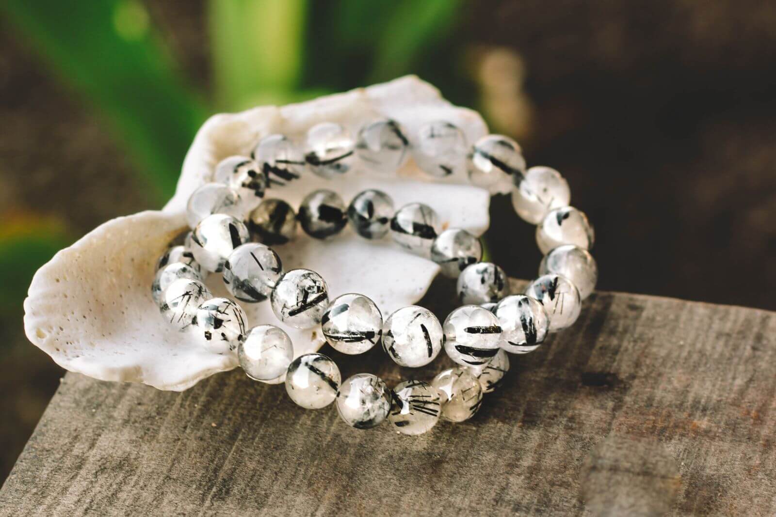 Guía del significado del cuarzo turmalinado | Conscious Items